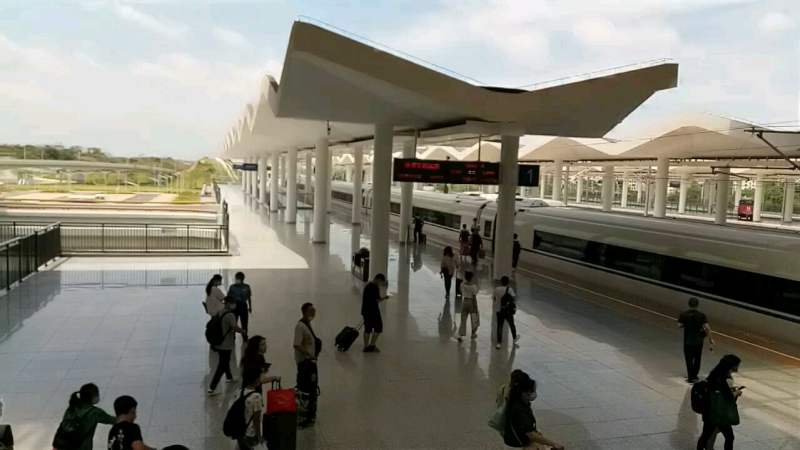 7月18日11:3O,赣州西站G2268次列车即将启程