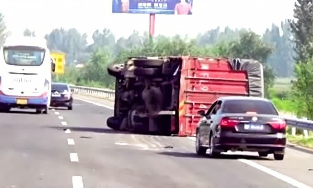 女司机高速打电话,直接将大货车给撞翻车,监控拍下事发过程