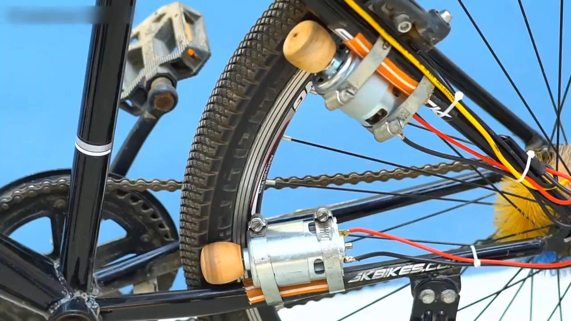 自行车装俩电机、绑上两块电池,改装一辆电动车,试开一下还挺快