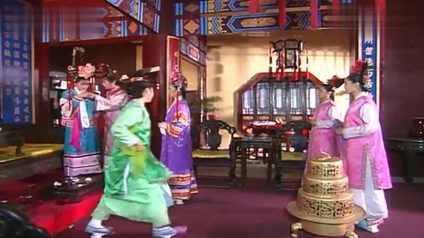 皇上把塞娅公主许配给五阿哥,而且马上要成婚,醋王小燕子上线