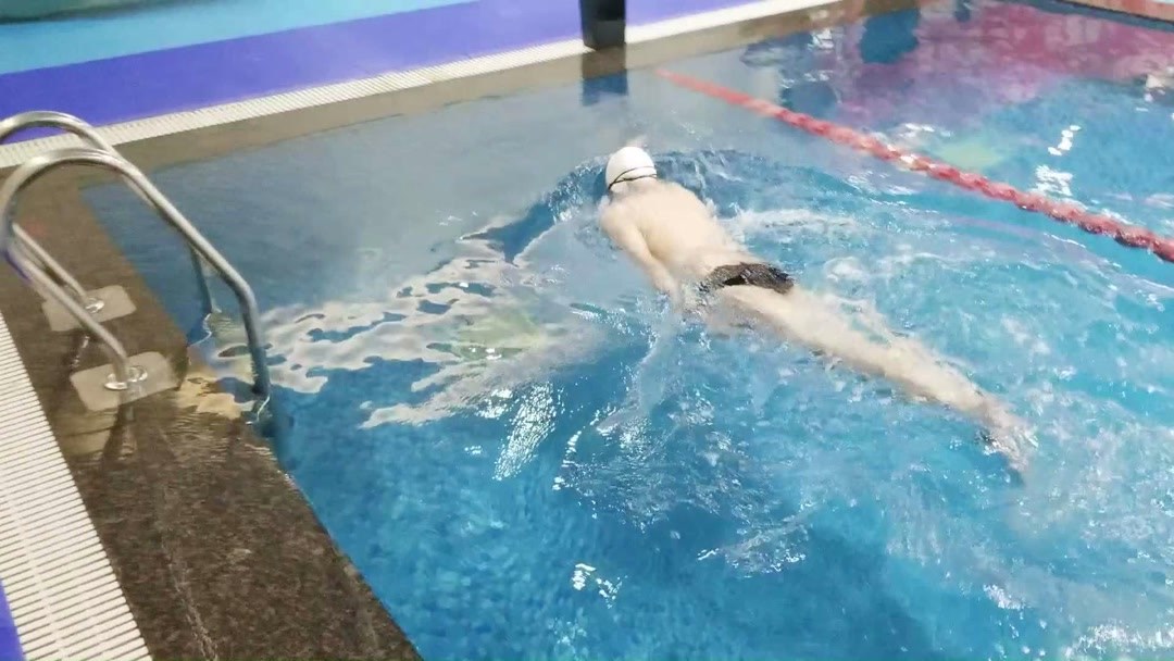 中游体育:教练示范自由泳前滚翻转身 不会的朋友借鉴一下