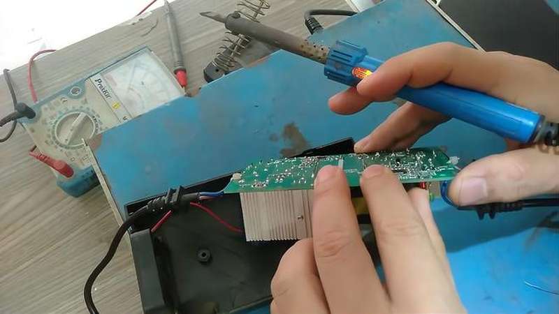 初哥制作的HT45F5Q-2电动车充电器样机指示灯不亮,检修之后亮了