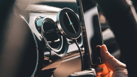 老外在车上讲解无线充电器讲的好详细～w5欢喜出品