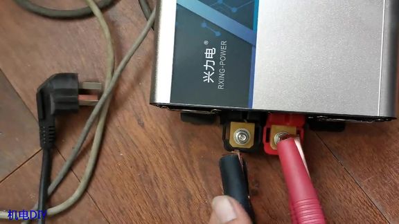 突然停电了!连卷帘门都打不开了!幸亏我有逆变器可以用它供电