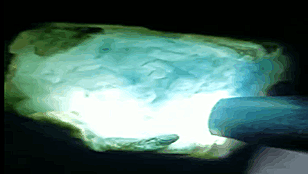 4000买的翡翠原石, 种老发黑开出高冰玻璃种飘花, 市值50万!