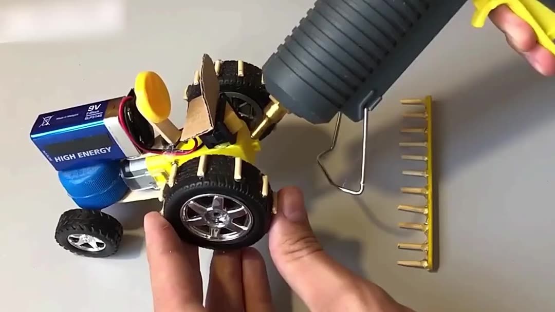 用电动机DIY玩具小车全过程,看看他是怎么制作的