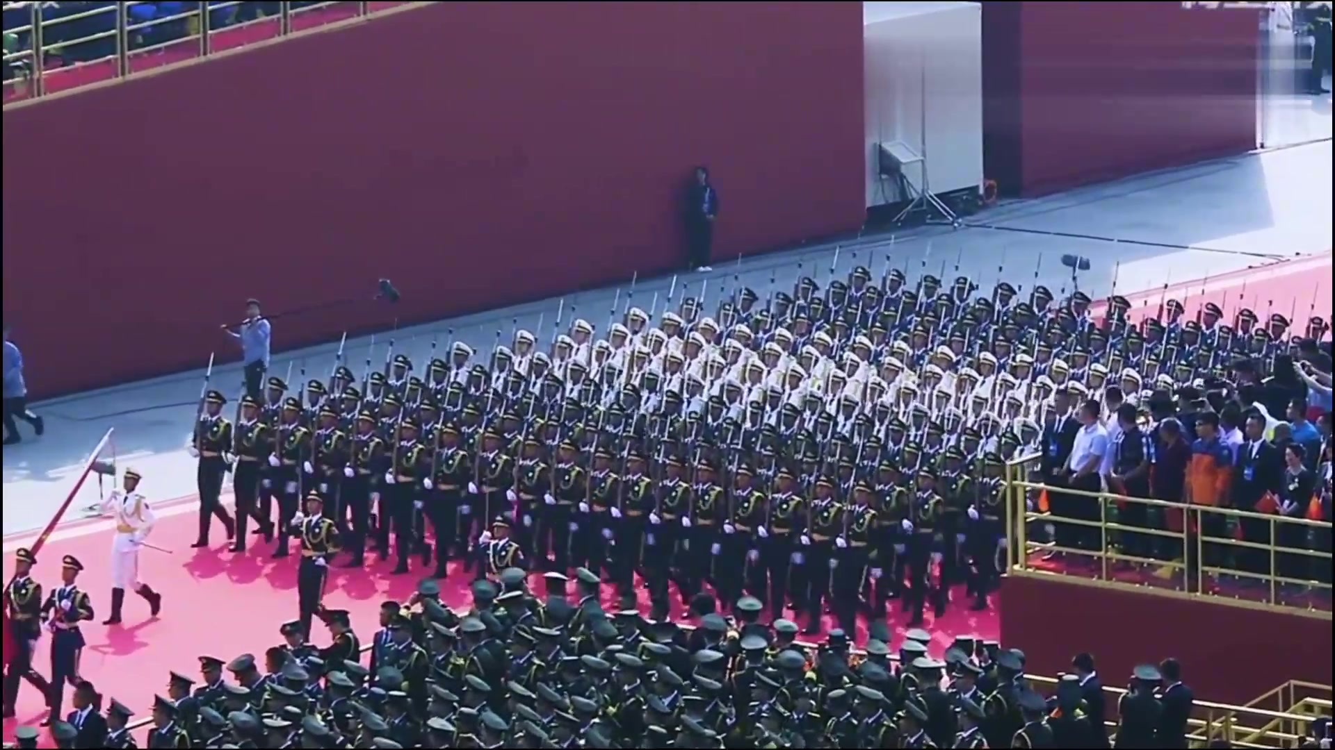 展大国风范!天安门广场11万人观看国庆升旗仪式唱国歌祝福祖国