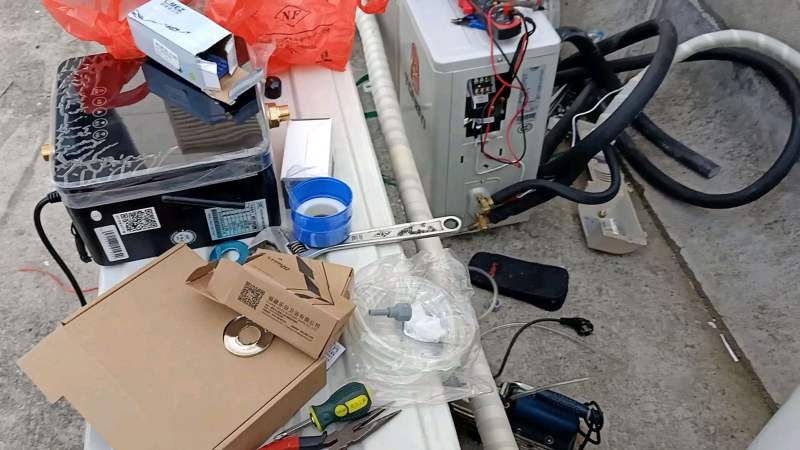 安装300升空气能热水器,要达到安装看起来美观还需细心操作