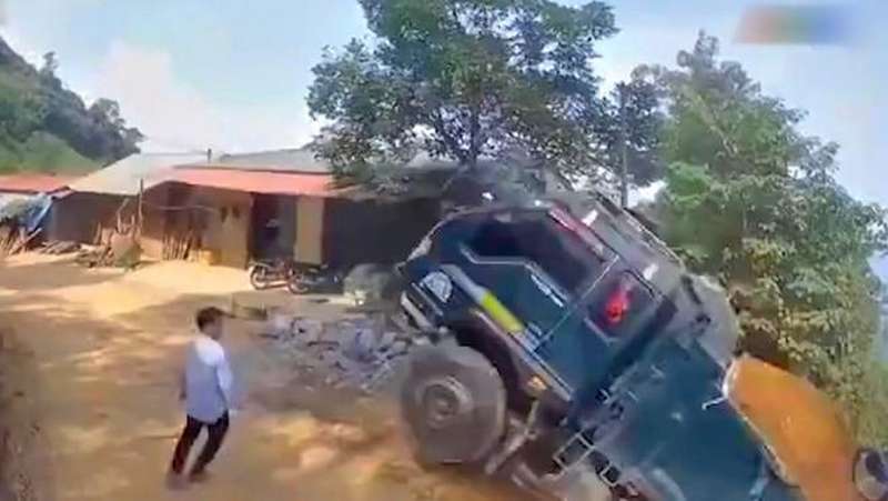 惊险!越南一自卸车倒渣土时路面发生坍塌,整辆车滚下山沟