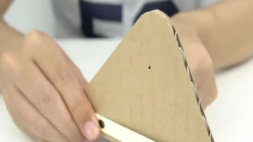 纸箱制作成的机器人,可以自己行走