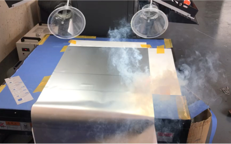 创可100瓦,超级玻璃管打标机。 刻字膜加工,烟雾很大,用一台深普拓除...