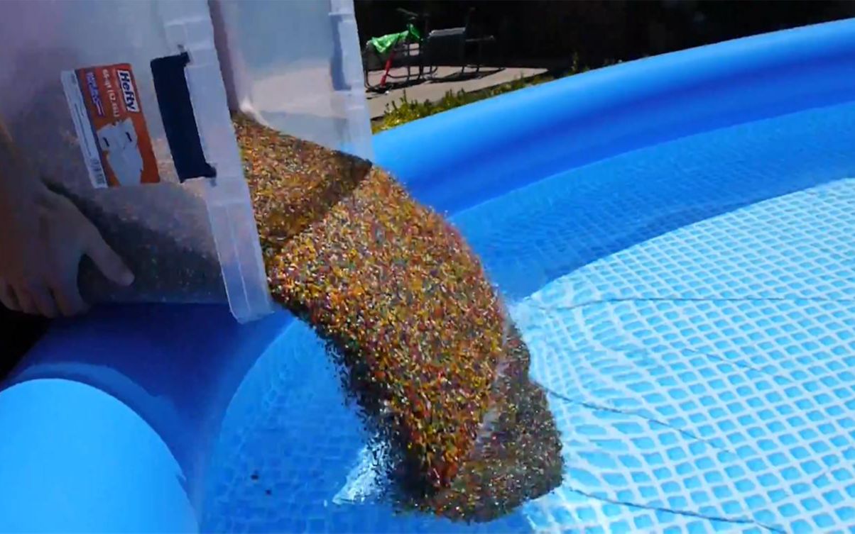 100万个水宝宝倒入泳池里,会发生怎样的事情?场面险些无法控制