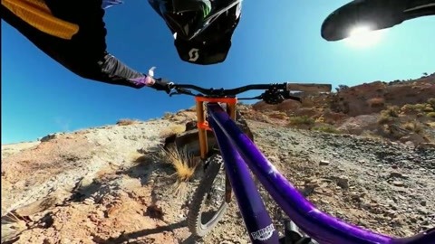 自行车极限竞速,观众们一片惊呼。