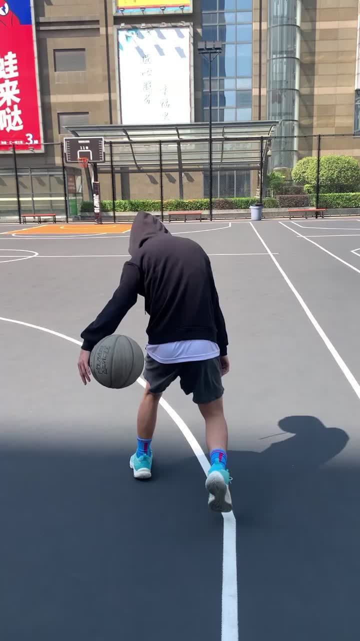 ...篮球准备换鞋了,各位有...