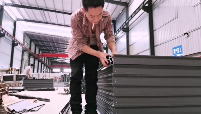 打工小伙实拍铝合金加工制作,看完是不是不一样