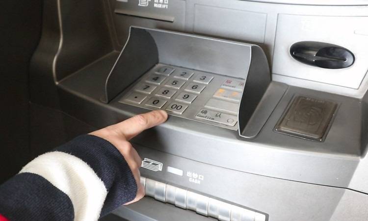 经常在ATM机上取钱的人,这三件事一定要做,不然钱没了也不知道