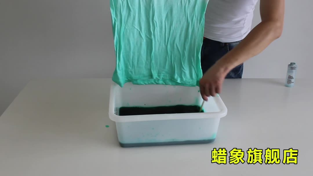 深色衣服掉色 衣服染色旧衣翻新 白t渐变染色教程 手工DIY