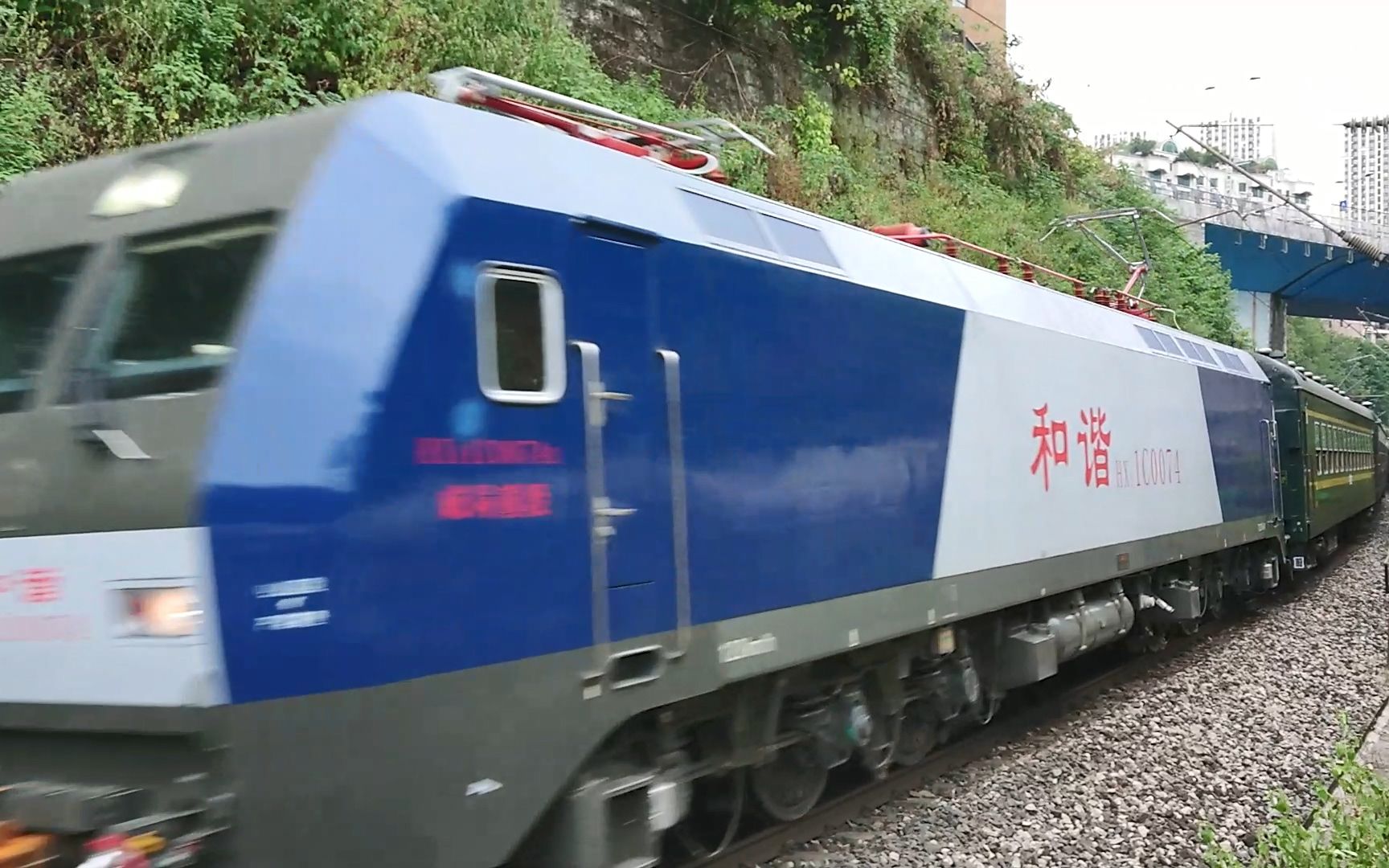 5612次列车通过鹅公岩大桥下方