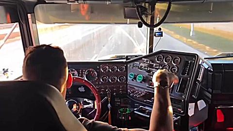 如何完成最帅的换挡姿势? 牵引车老司机现场告诉你!