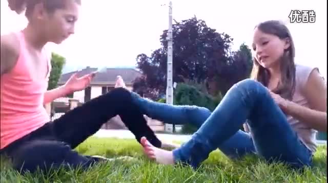 两外国美女互挠脚心,看得心里直痒痒