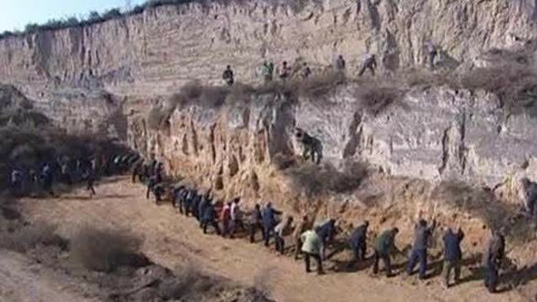 农村老汉田间挖到疑似日本遗留炸弹,看后欣喜,竟引全村轰动