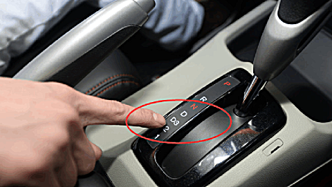 堵车等红灯时, 自动挡车挂D档还是N档? 挂错了变速箱提前报废!