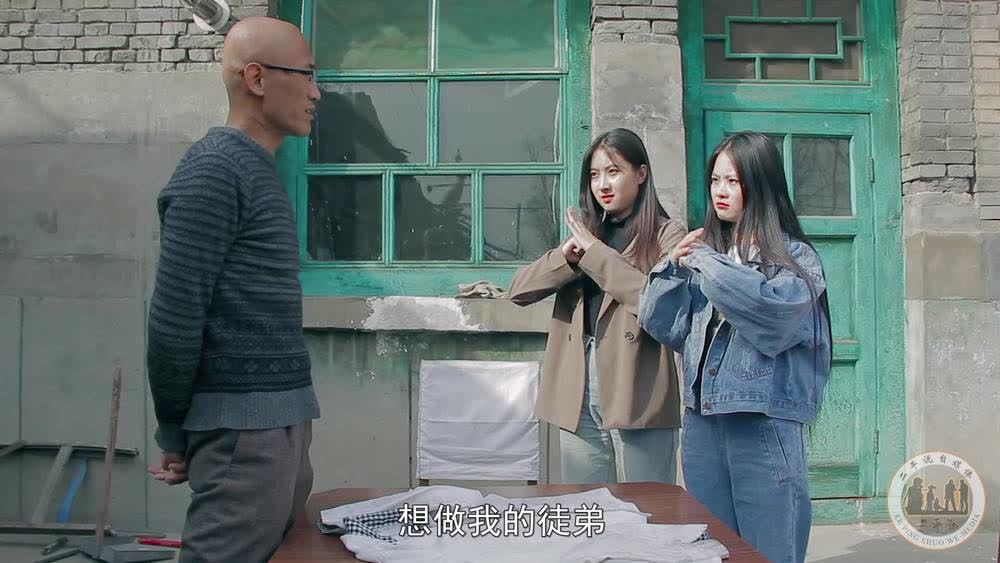 两美女拜师学裁缝,没想师傅却考出巧填单位名称数学题,太逗了