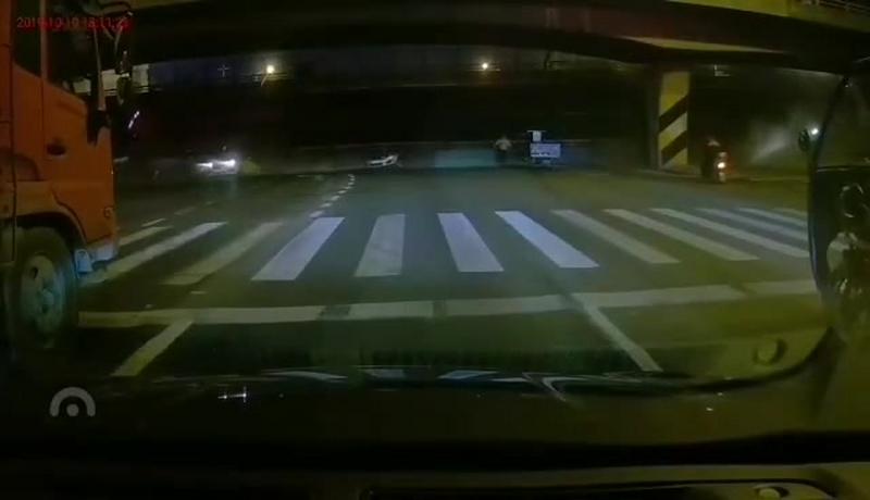 无锡高架坍塌,我的天,太吓人了。