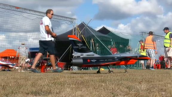 国外涡轮模型飞机,展示特技飞行表演,同样烧钱一般人玩不起