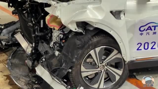 红旗HS5正面40偏置碰撞视频曝光,你为这样的安全打几分?