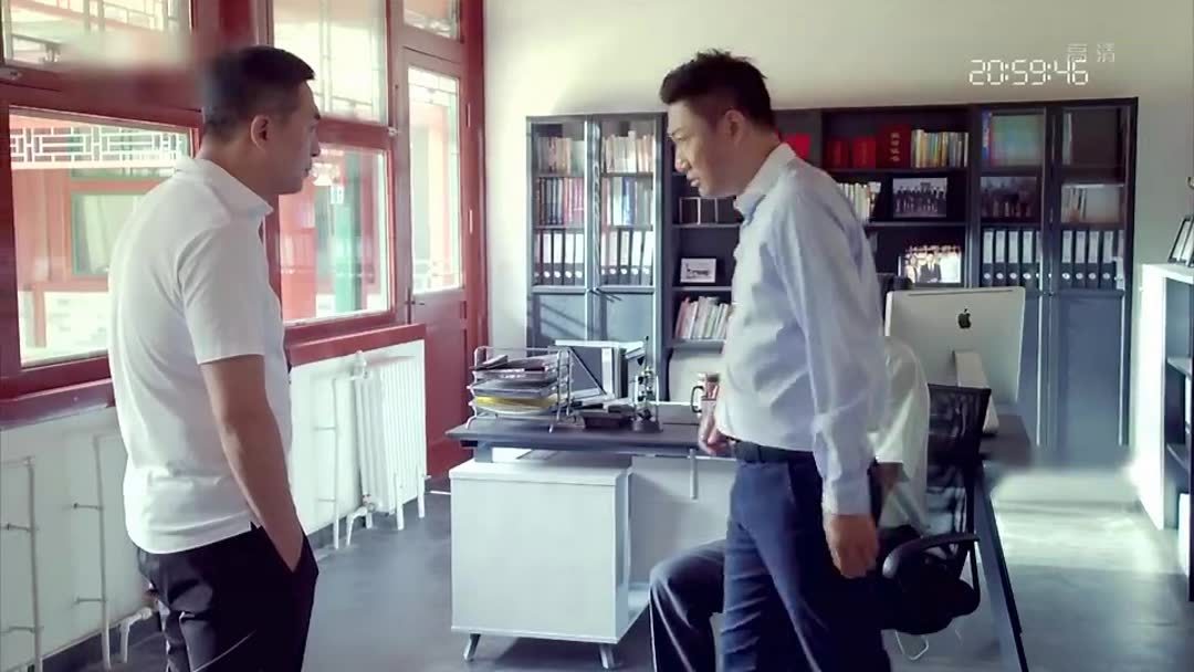 老头持刀威胁老师,引起学生混乱男孩机智报案:私生活混乱的危害