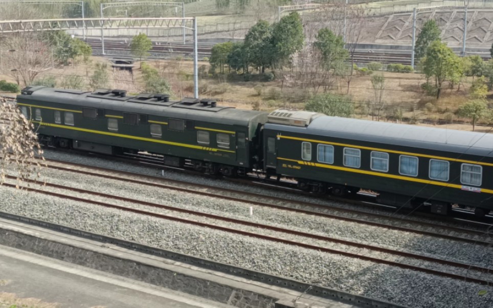 K873次列车最后一次使用列供旧车底担当进入成都东站(录于3月1日)