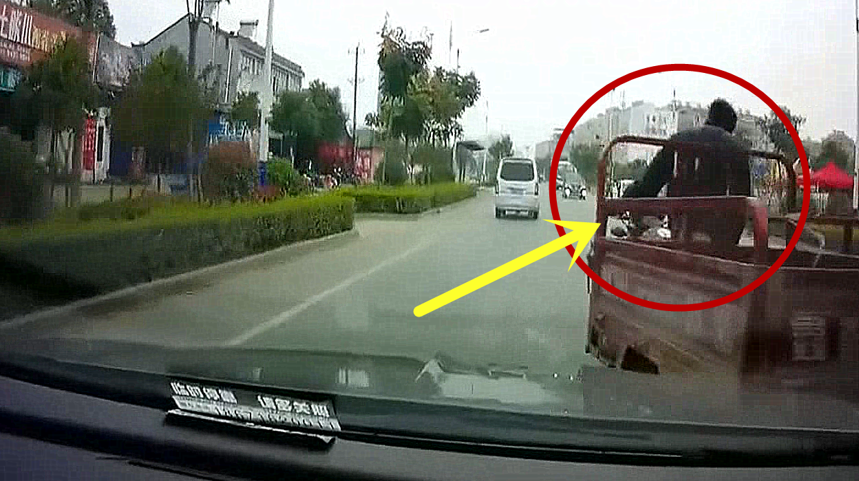 电动三轮车路上逆行,留下了伤痕累累的视频车,他却早已加速离开