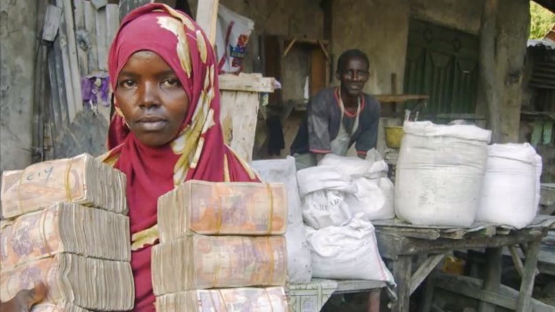 世界上穷得只剩下钱的国家,很多人竟然把钞票放在街头当废品卖掉