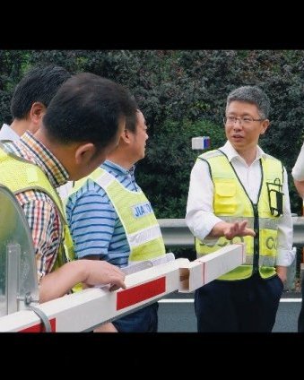 车辆在高速公路上行驶时,遇隧道火灾怎么办?《隧道逃生公益宣传片》...