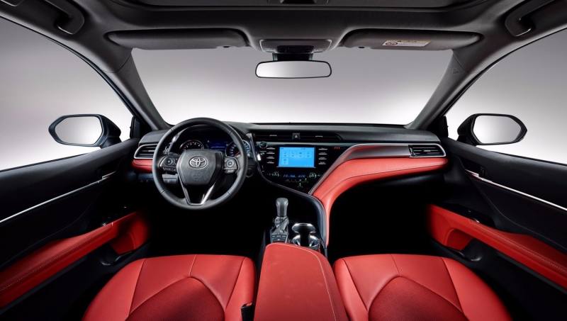 丰田皇冠终于要崛起了,全新车型到店,打开车门奥迪A6吓一身冷汗