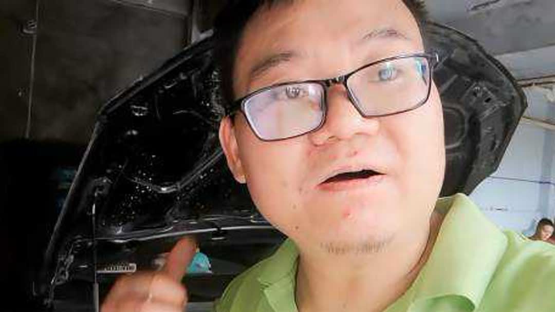 刹车片磨损成这样车主都不换,刹车片自己换也不难,早该换了