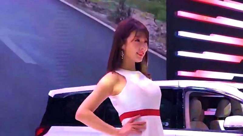 见识下上海顶级美女车模,笑起来的那一刻,我的心被她征服了