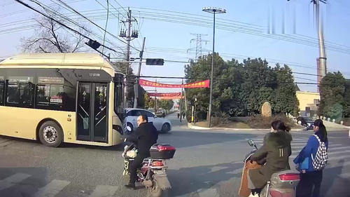 行车记录仪:电动车司机的这波操作"神"了,先憋住别笑啊