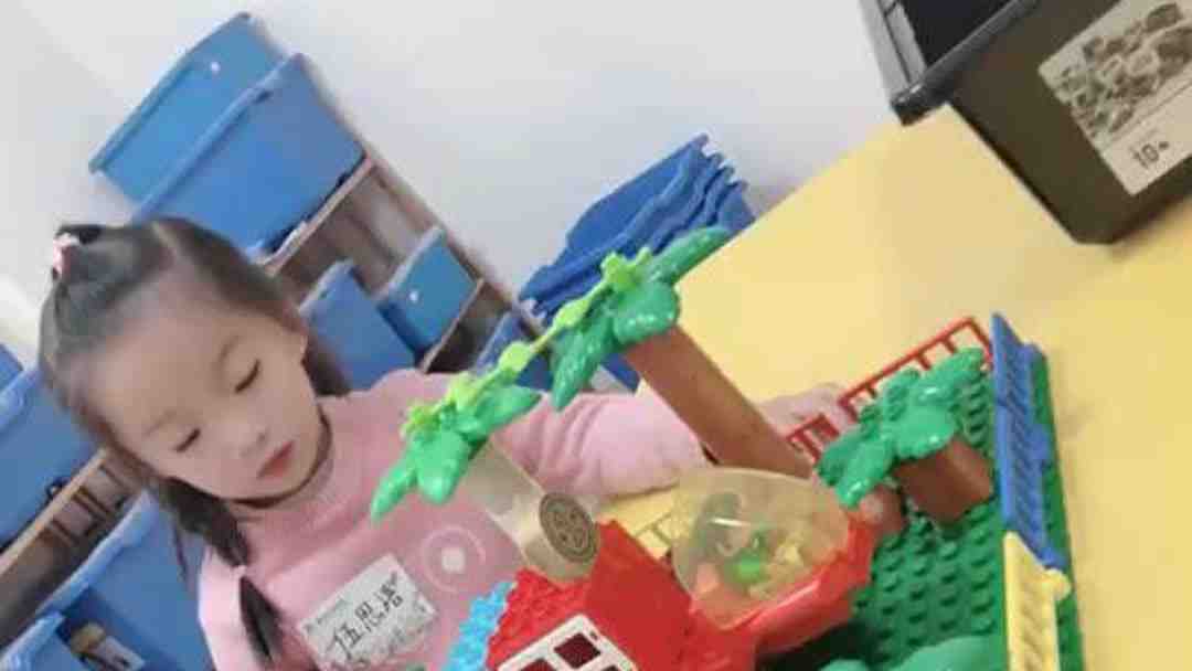 乐高课介绍自己的作品。