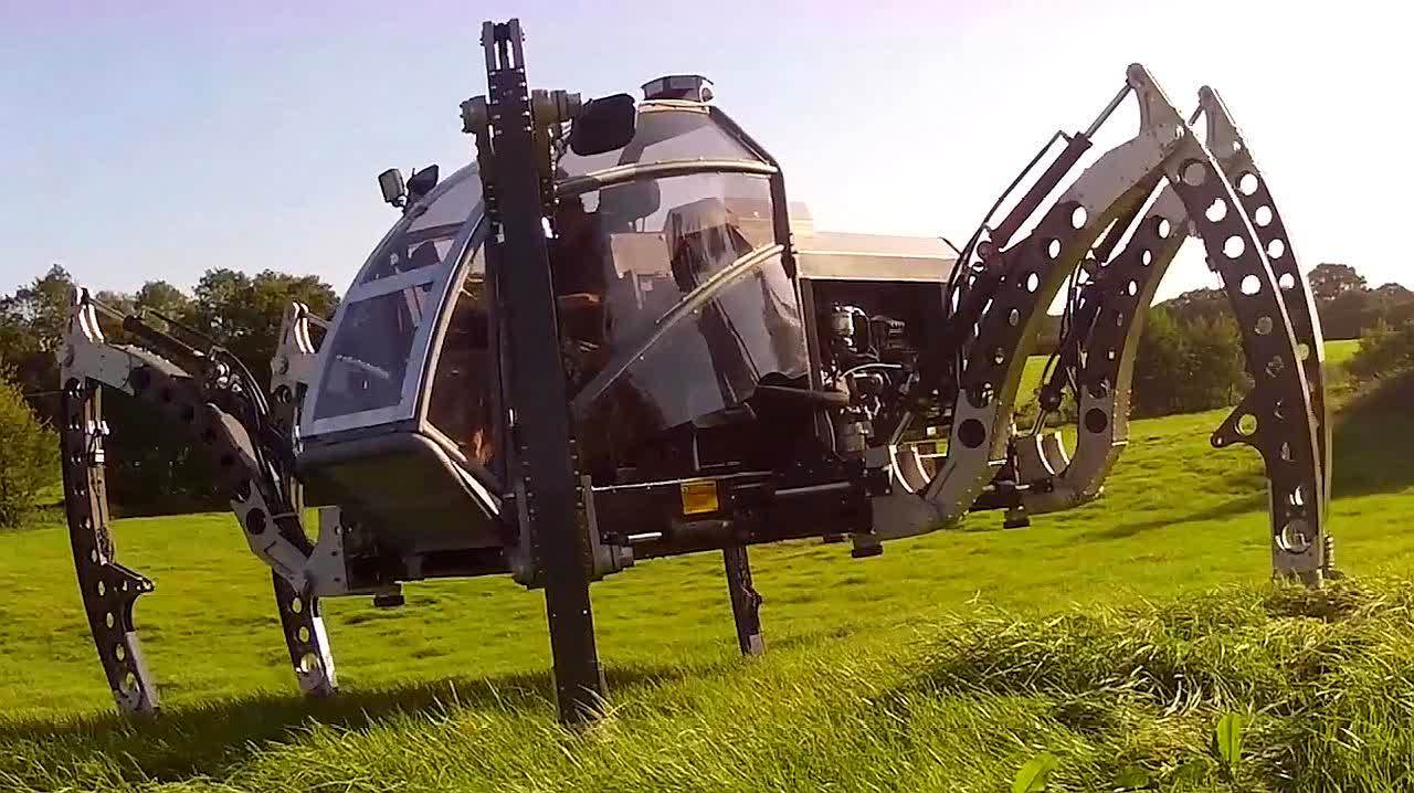 老外自制的巨型机械蜘蛛,体重达2吨,可连接wifi远程控制