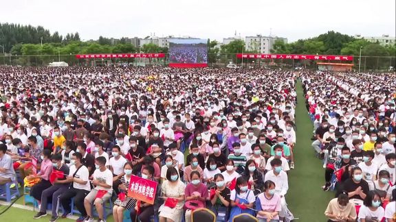 #热门 新生代表何雨悦在开学典礼上发言:做有志气、有骨气