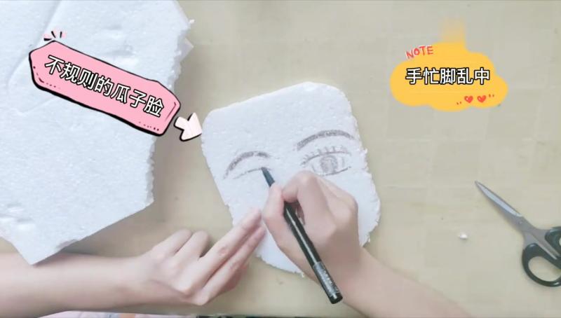 大学生不开学在家扎稻草人,原来很多事情听起来做起来难