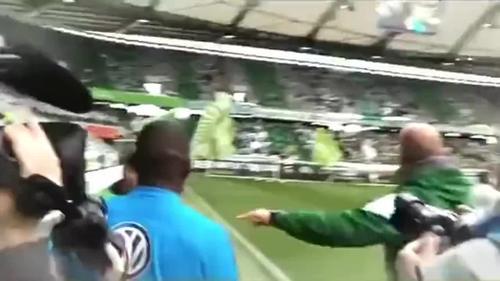 球员在上场的时候,送给裁判一个安全帽,没想到真的派上用场了