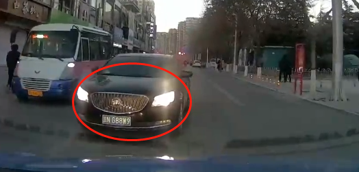 行车记录仪:别克君越,逆行你还闪我,有理了是吧