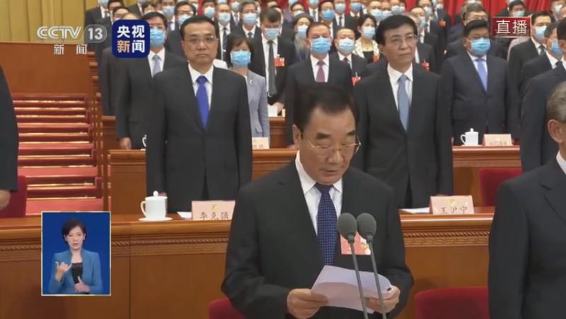 【深切哀悼! 政协会议为战疫牺牲烈士和逝世同胞默哀 】今天下午,全国...