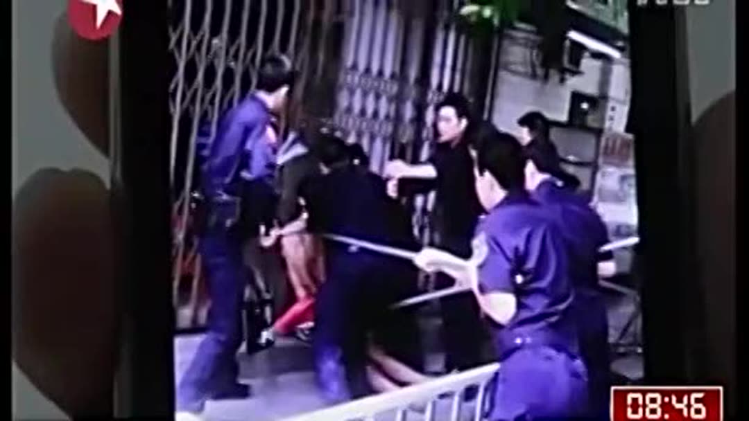 狂犬病发作视频 赤裸上身见人就咬