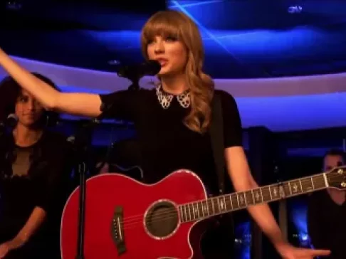 泰勒·斯威夫特(Taylor Swift)巴黎塞纳河小型演唱会开场曲《Red》...