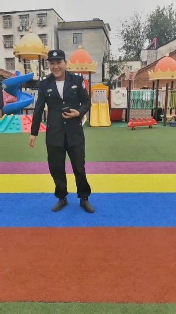 静默管理第十天,保安大叔一个人守家护院