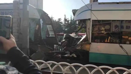 辽宁大连2辆有轨电车发生碰撞,目击者:车头被撞平,有乘客受伤